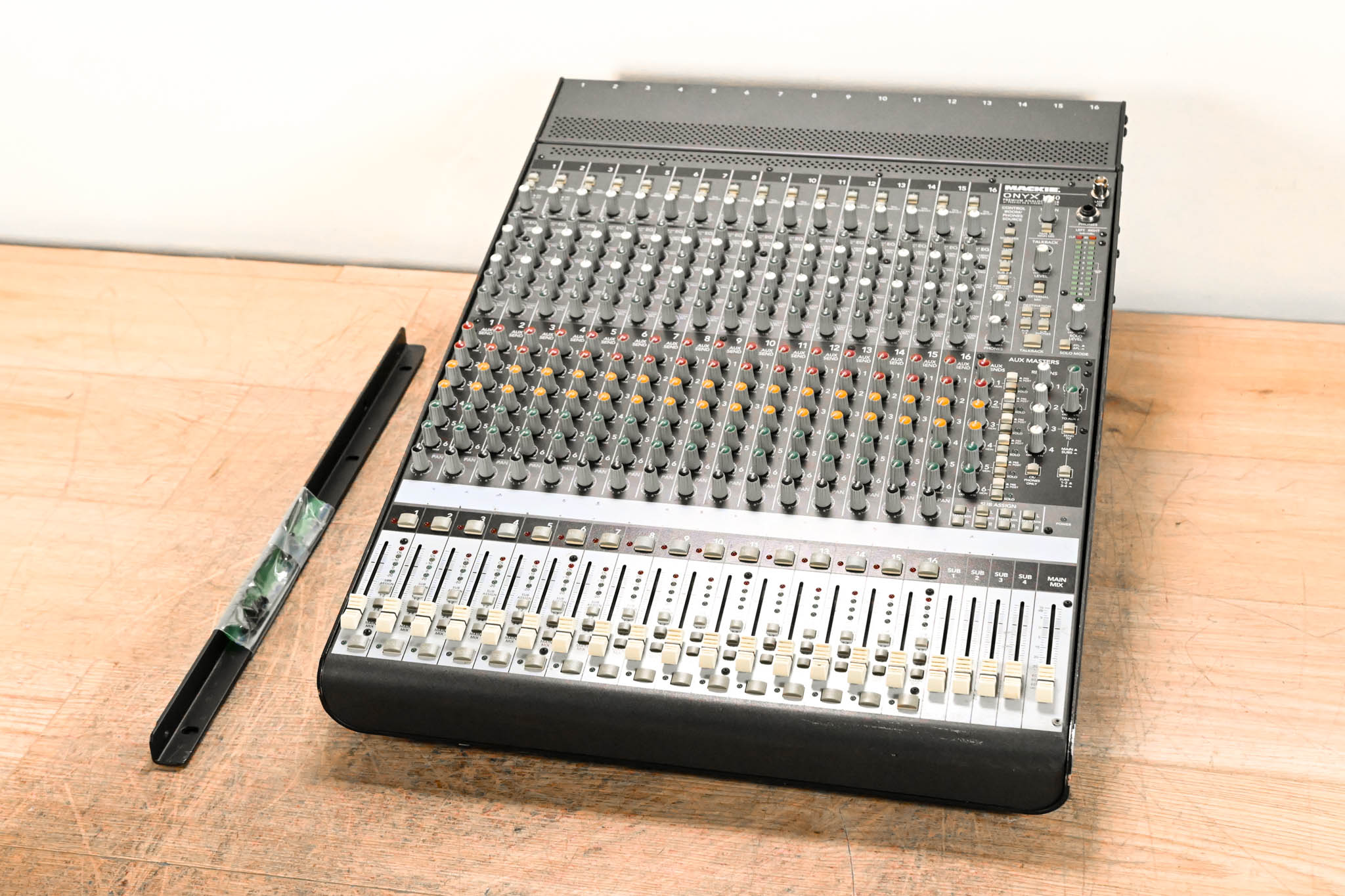 Mackie Onyx 1640 16-Channel 4-Bus Analog Mixer CG01H9M