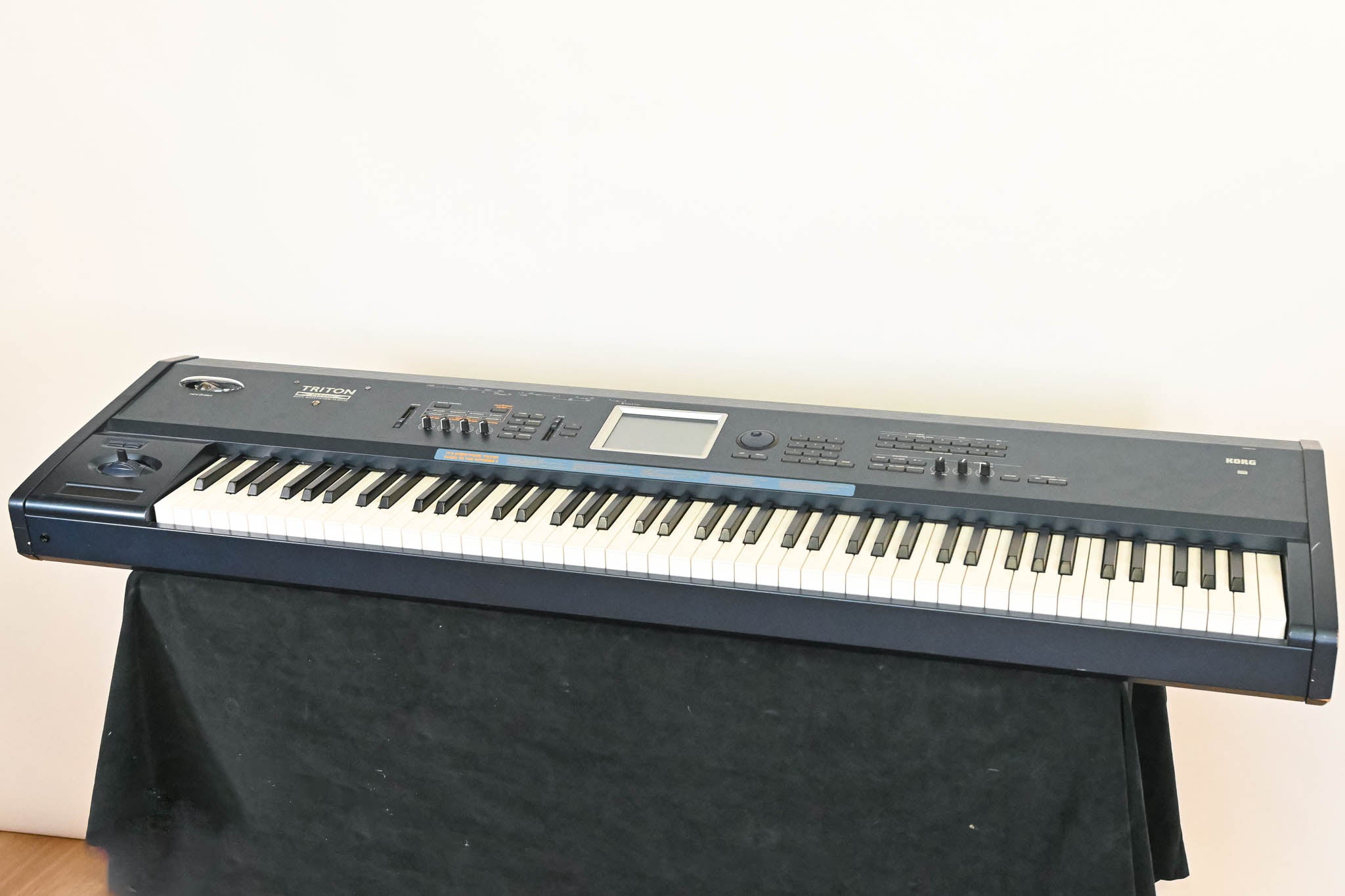 Korg Triton Extreme 88 88-Key 120-Voice Polyphonic Workstation CG01MCD